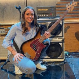 Bass-Überfliegerin: Julia Hofer im Interview | GITARRE & BASS