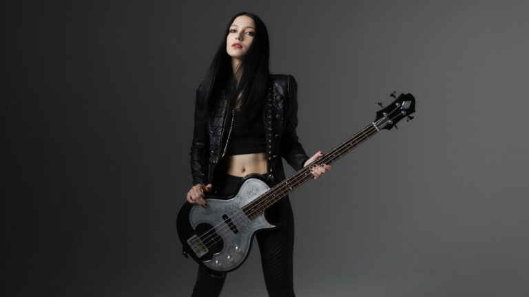 DragonForce-Bassistin Alicia Vigil im Interview | GITARRE & BASS