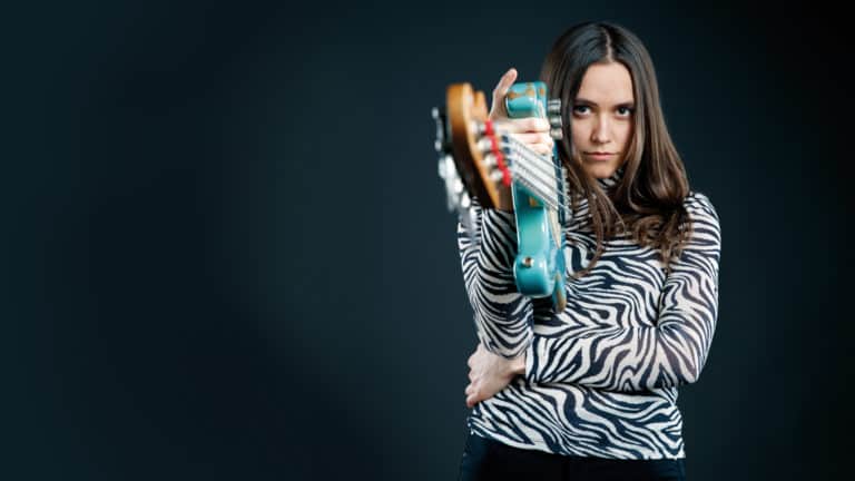 Bass-Überfliegerin: Julia Hofer im Interview | GITARRE & BASS